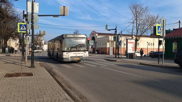 ЛиАЗ 5292 на 1054 маршруте едет по улице Московской в г.Звенигород.
