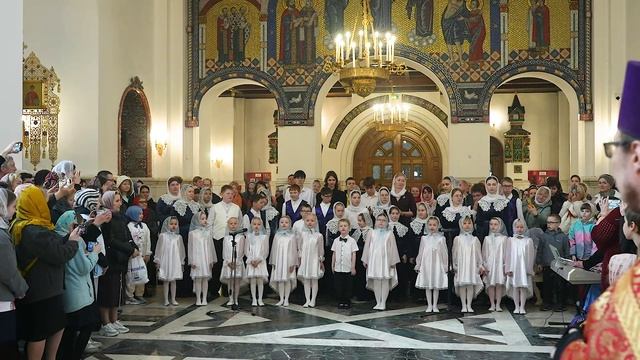 Дети поздравили Владыку с Пасхой