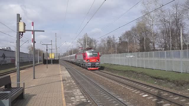 Электровоз ЭП20-029 (ТЧЭ-6) со скорым фирменным поездом "Анапа-Москва" № 012М Москва — Анапа.