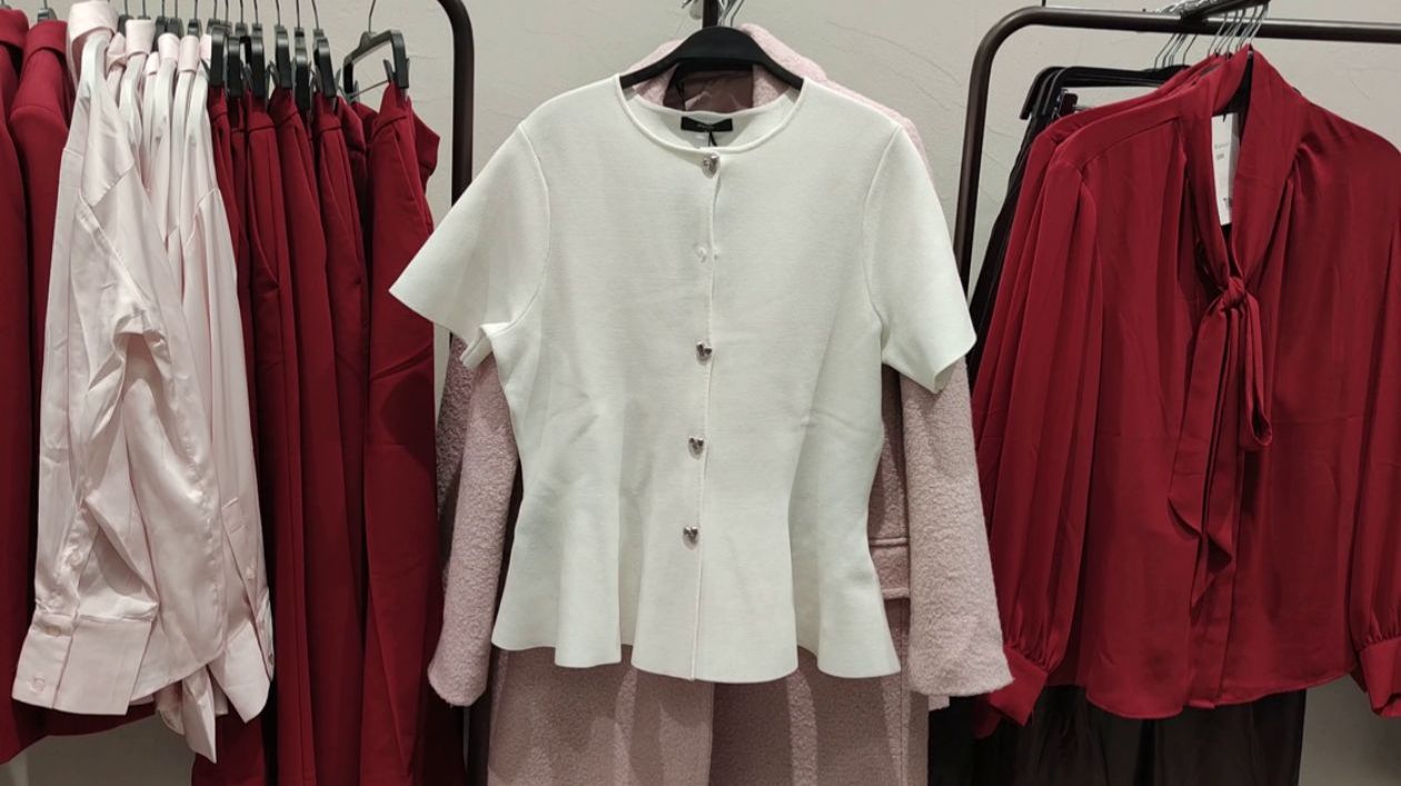 Кардиганы с акцентом на пуговицы блузки и платья с рюшами O'STIN нарядные будни и выходные #мода