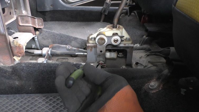 Замена тросов переключения передач на Daewoo Matiz Дэу Матиз 0,8 2010 года