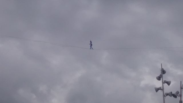 Акробат сорвался с каната в центре Перми на выступлении - Пермь Эспланада 2019