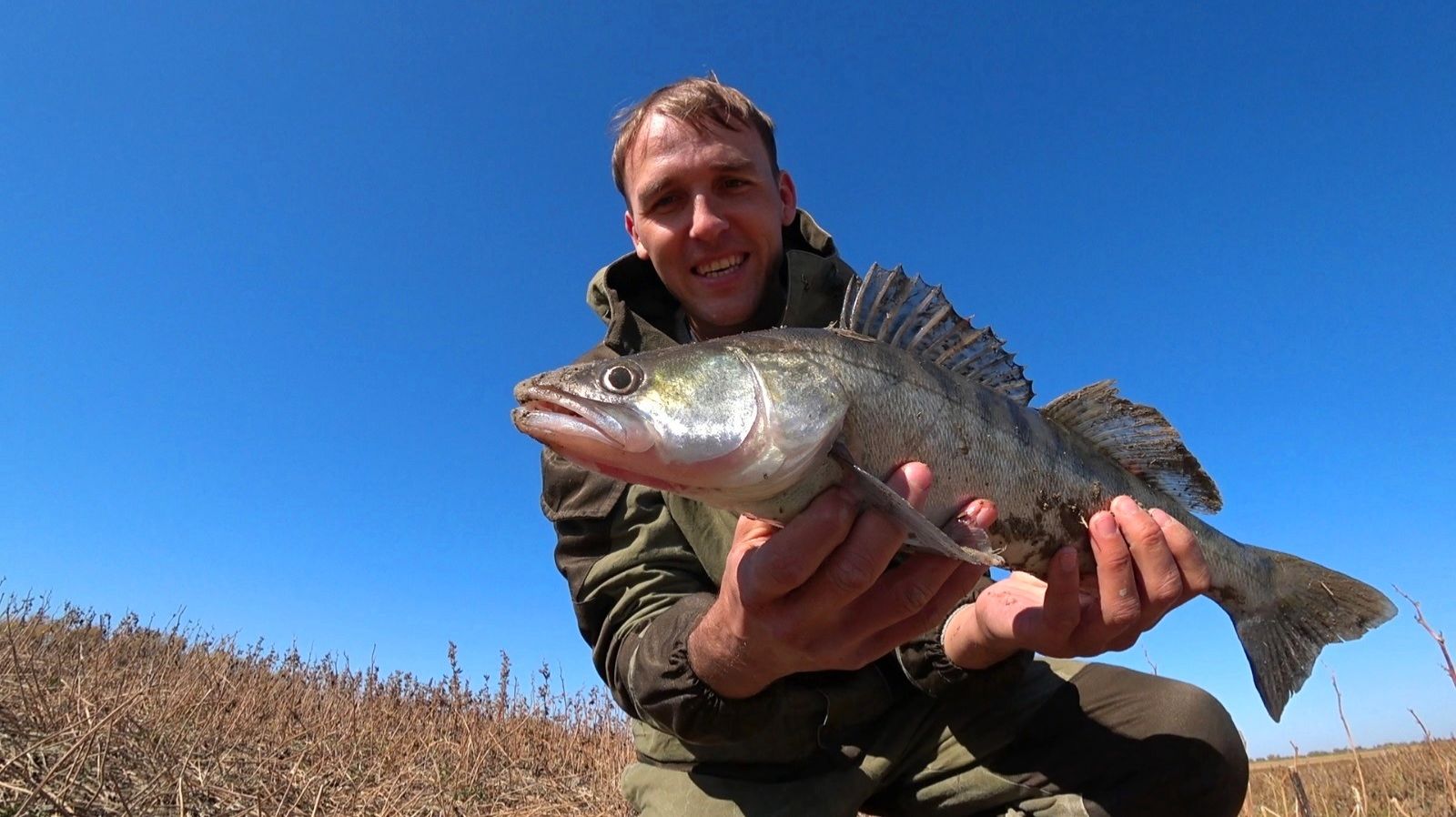 УДАР ЗА УДАРОМ, ЖОР СУДАКА, УСТАЛ ПОДНИМАТЬ. Рыбалка на джиг с берега. Ловим судака с берега.