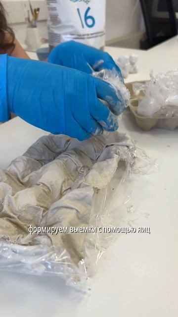 Пасхальная подставка для яиц из гипса и ткани