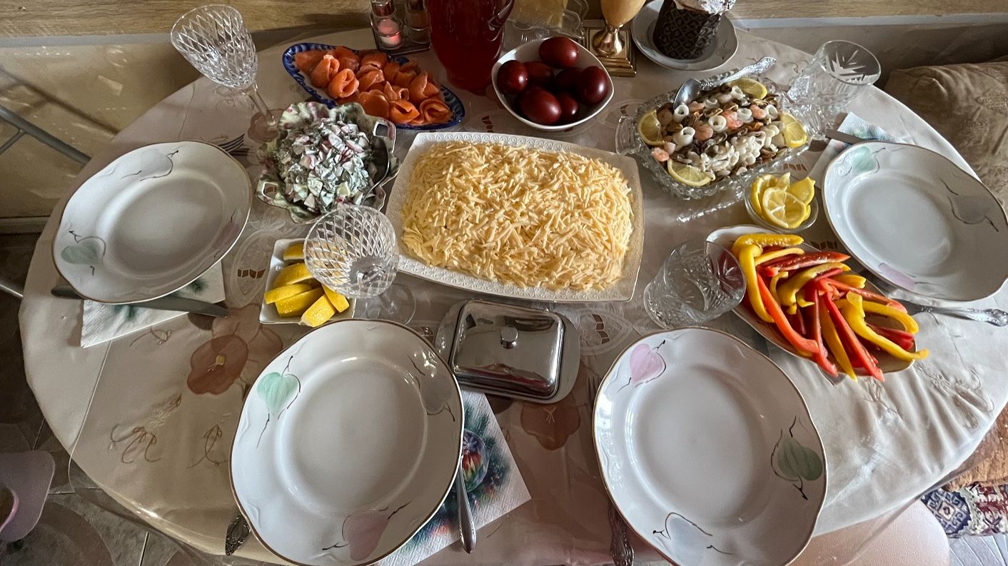 Праздную Пасху с Любочкой, накрыли вкусный стол