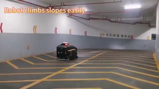 Промышленный робот-уборщик KOKOBOTS S95_ работа на рампе паркинга в ТЦ