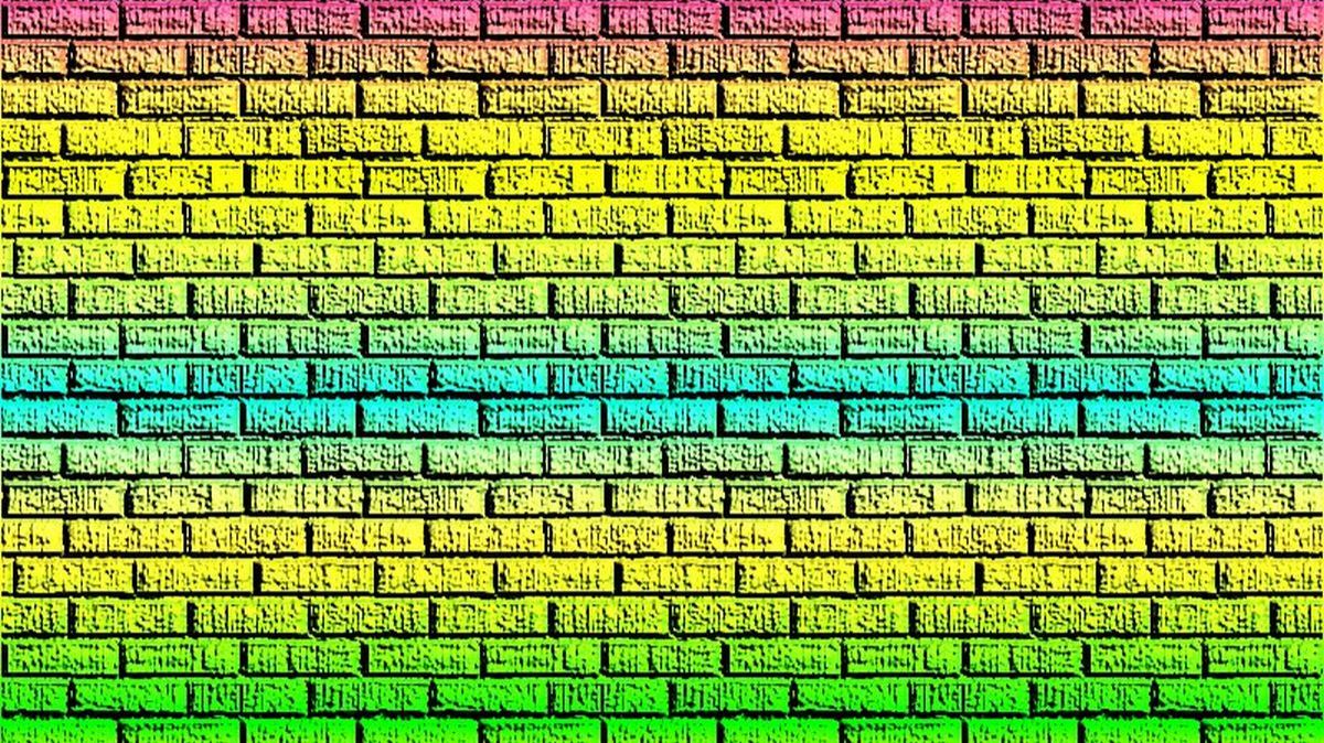 Закраска трафаретной рекламы на стенах домов