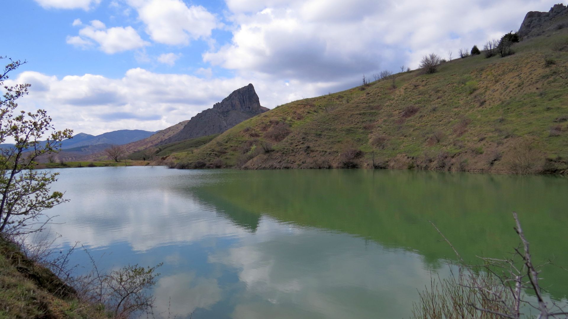 Междуречье. Озеро, облака, черёмуха.