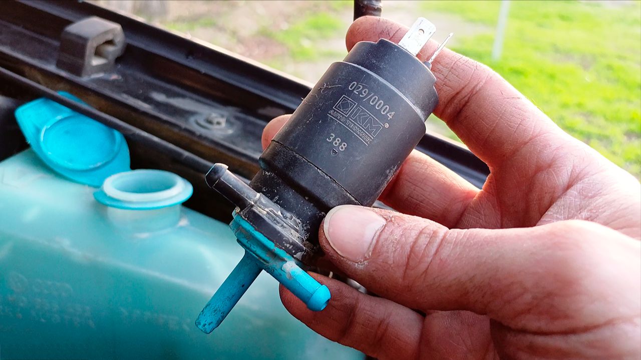 Замена насоса омывателя лобового стекла | Golf 3