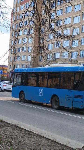 ЛИАЗ 4292.60 В МОСКОВСКОМ ОКРАСЕ  НА 13 МАРШРУТЕ ПОДЪЕЗЖАЕТ К ОСТАНОВКЕ КВ.МАЯКОВСКОГО В ЗВЕНИГОРОДЕ