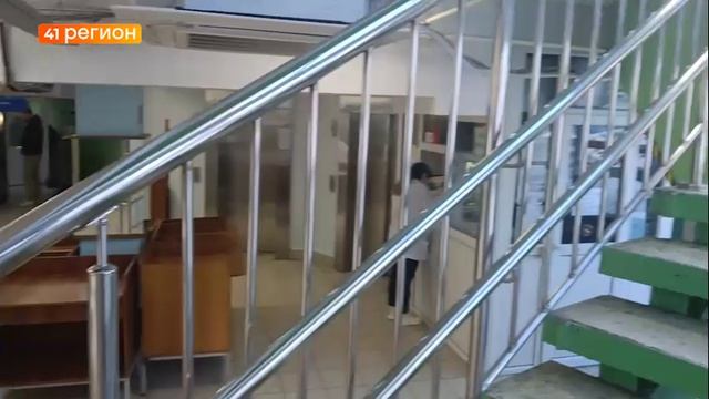 ЛЕСТНИЧНЫЕ ПЕРЕХОДЫ В ПЕТРОПАВЛОВСКОЙ ДЕТСКОЙ ПОЛИКЛИНИКЕ №1 ОТКРЫЛИ ПОСЛЕ РЕМОНТА •БЕЗ КОММЕНТАРИЕВ