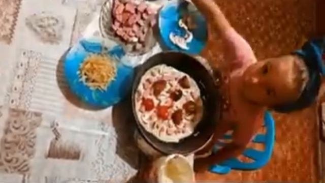 Маленькая Вика готовит большие пиццы .