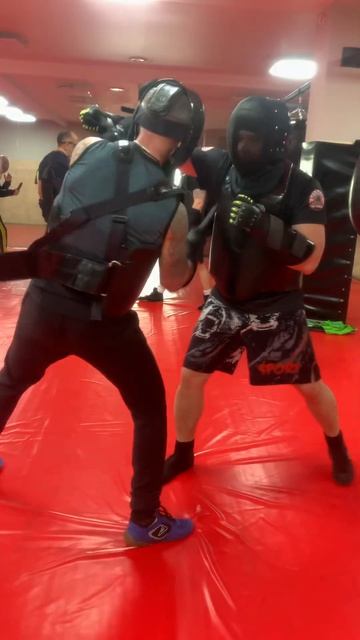 Наработка блокирования вооруженной руки и последующая контратака