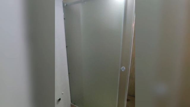 Душевая кабина из матового стекла с раздвижной дверью