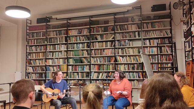 Фотографы и музыканты      поёт Дарья Вавулинская, автор Василий Уриевский