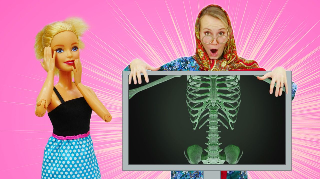 БАРБИ ПОДВЕРНУЛА НОГУ! 😱🦵 СРОЧНО К ДОКТОРУ В КЛИНИКУ ИГРУШЕК! 🏥🩺 Баба Маня ТОЖЕ ПОМОГАЕТ! 👵💕