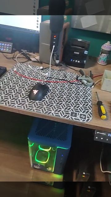Подъемный стол для компьютера