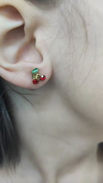 Прокол ушей на Богаткова.  Канада (новые серьги)