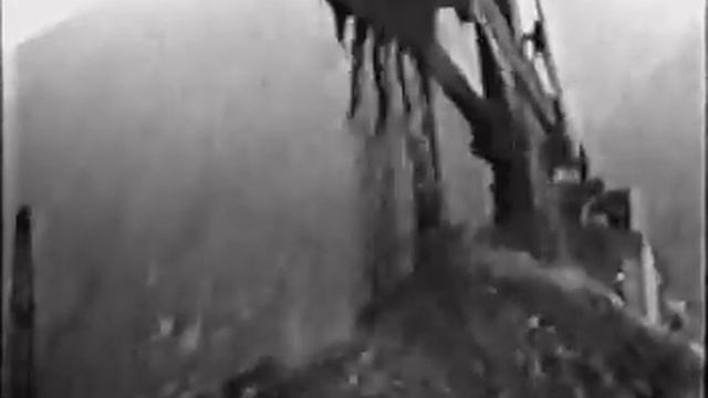 Перекрытие реки Енисей на строительстве Саяно-Шушенской ГЭС. 1976 год.