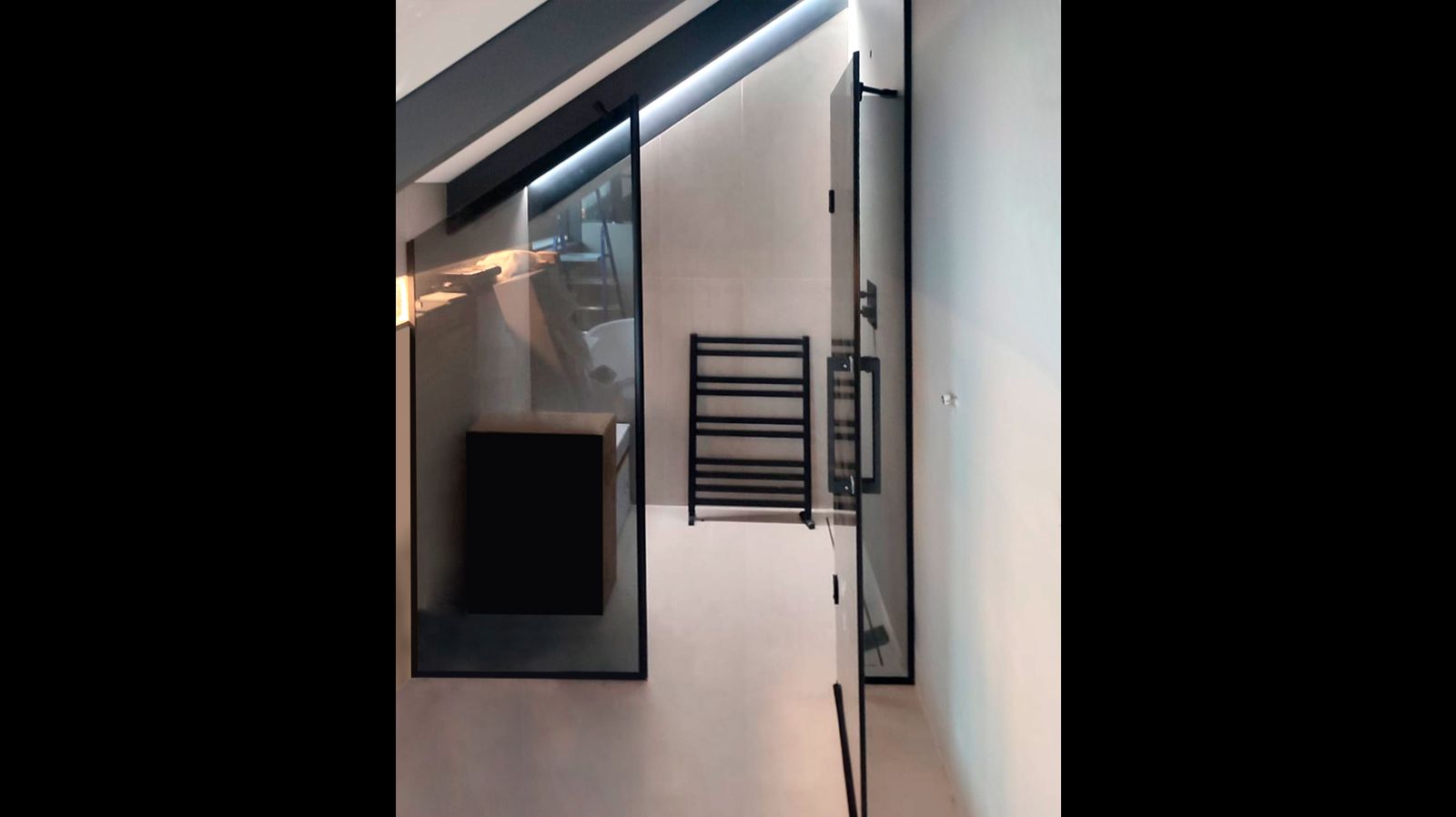 Перегородка с распашной дверью из серого стекла