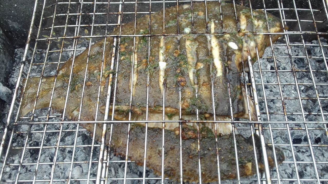 Нежнейшая камбала на мангале в очень вкусном ароматном маринаде