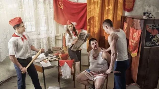 Коммунисты поймали парнишку.