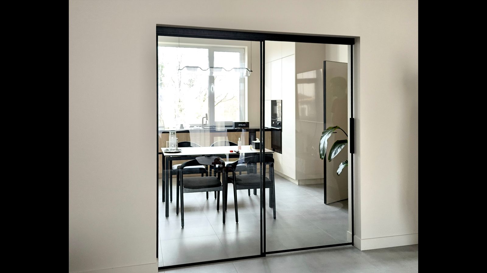 Стеклянная раздвижная перегородка