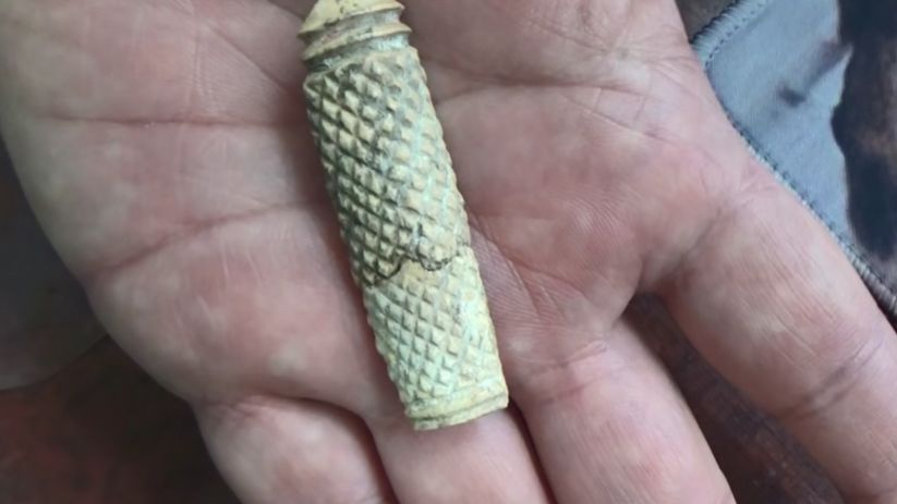 Костяная рукоять с внутренней резьбой из раскопа по улице Ленина, 46