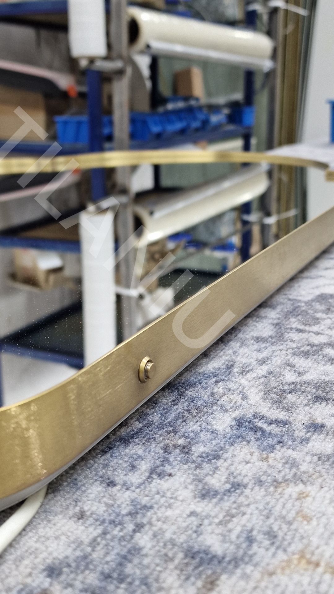 Зеркало в тонкой матовой золотой раме, с тыльной подсветкой