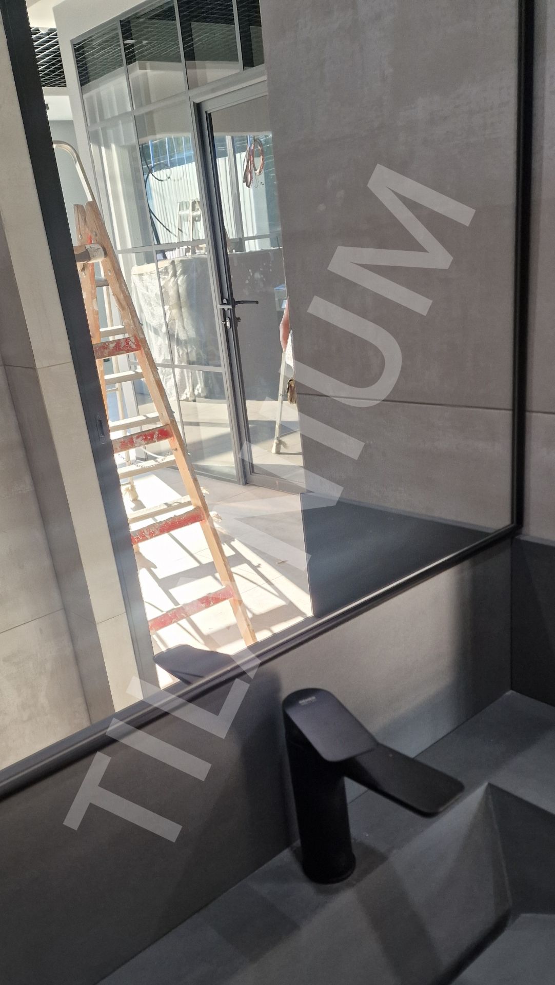 Зеркало в черной тонкой металлической раме