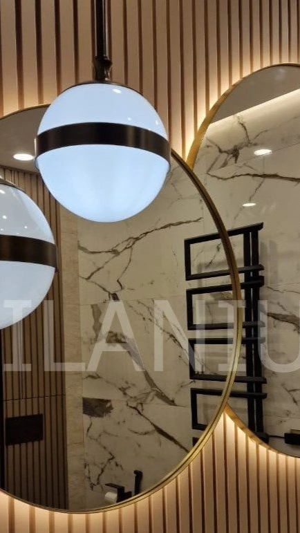 Двойное зеркало в тонкой матовой золотой раме, с тыльной подсветкой