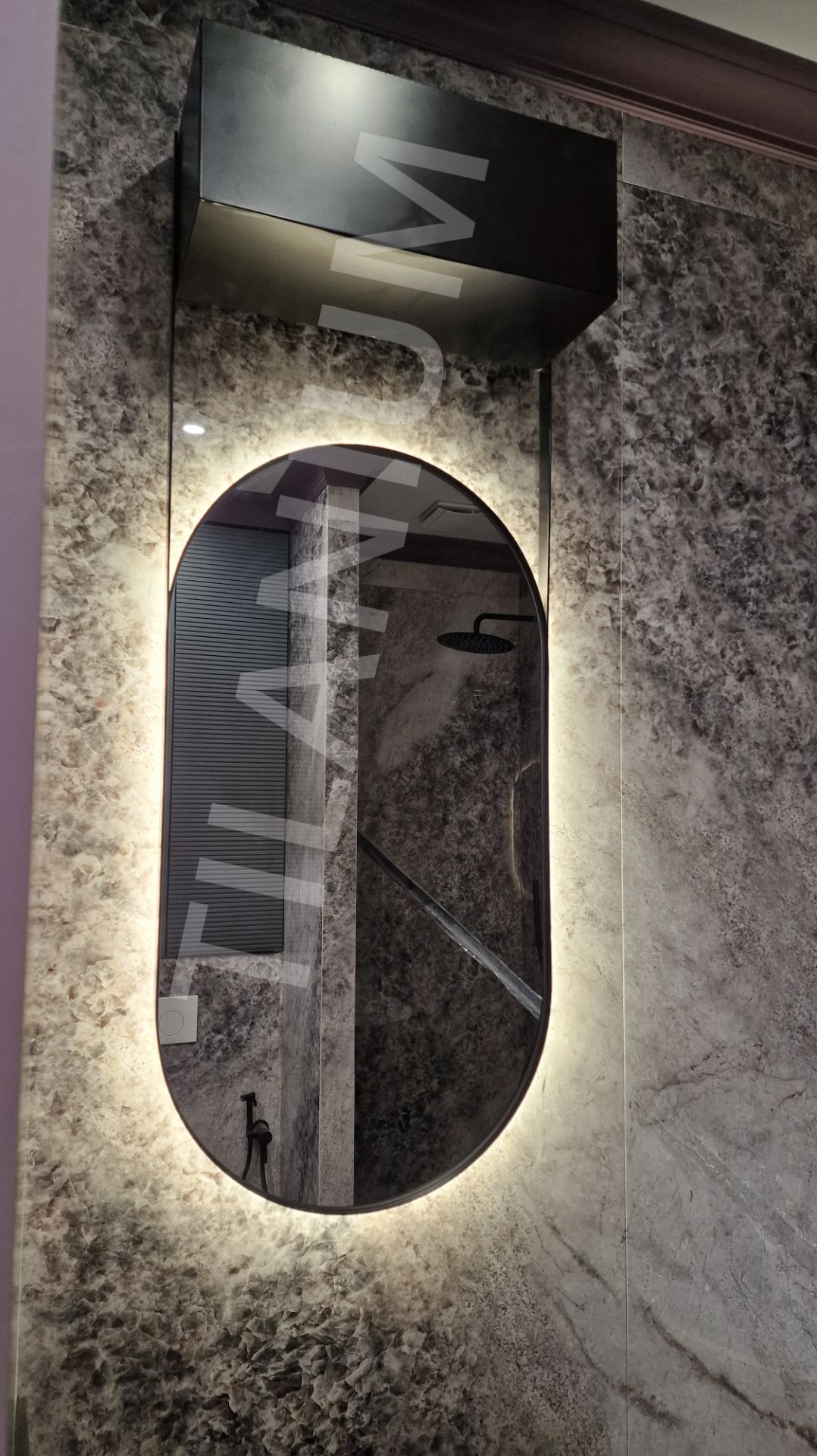 Зеркало в черной тонкой металлической раме, с металлическим коробом для цветов