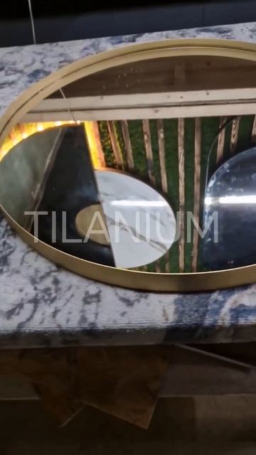 Зеркало в тонкой латунной раме