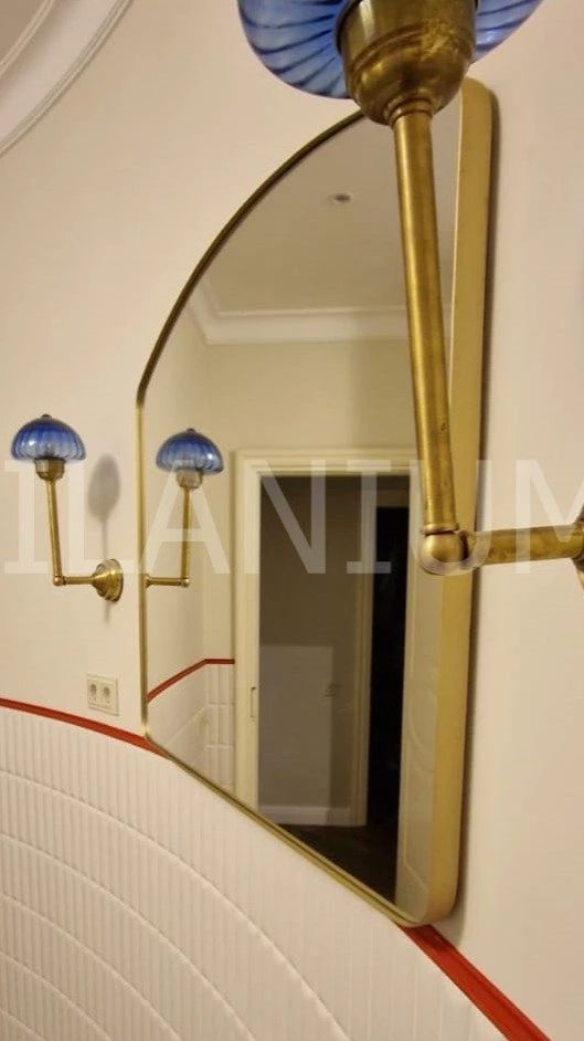 Зеркало в тонкой латунной раме