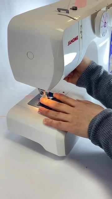 Электромеханическая швейная машина Janome Escape V-14