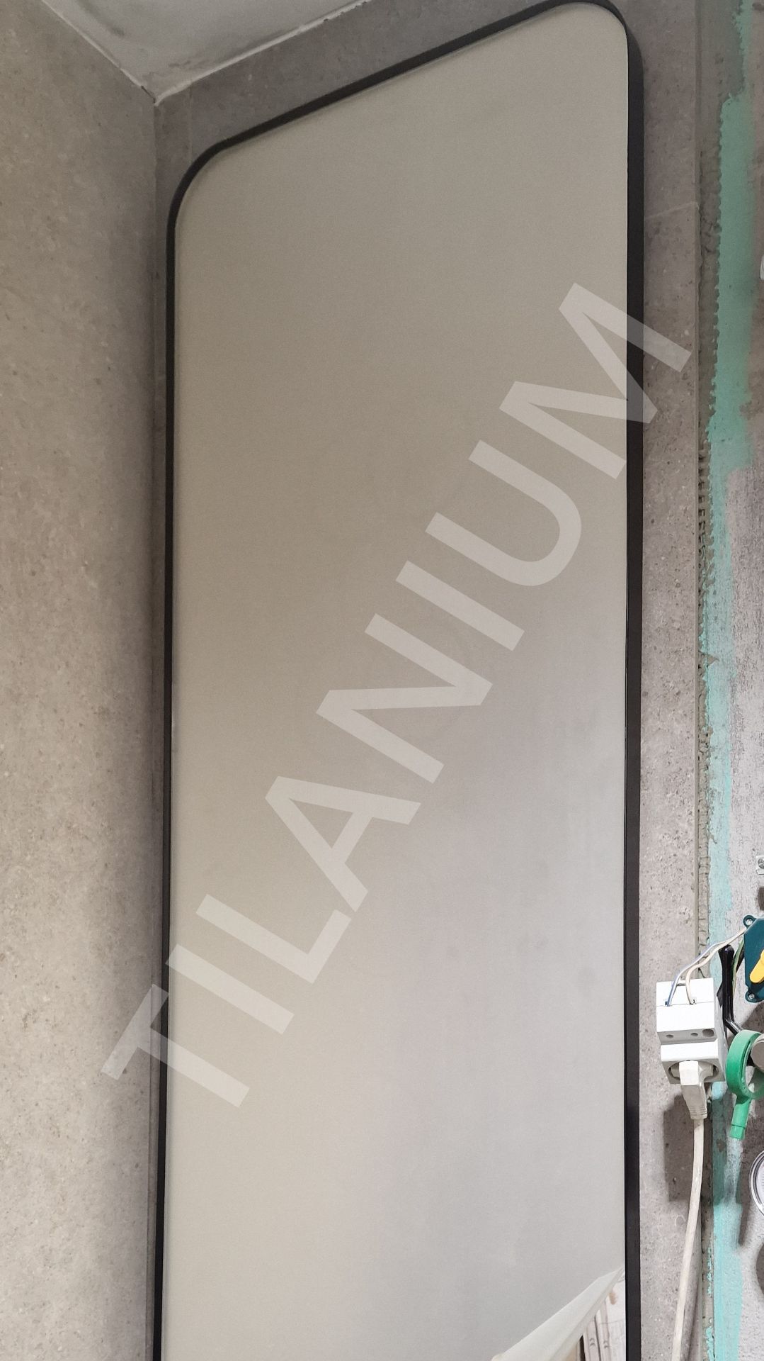 Зеркало в черной тонкой металлической раме мягкий квадрат