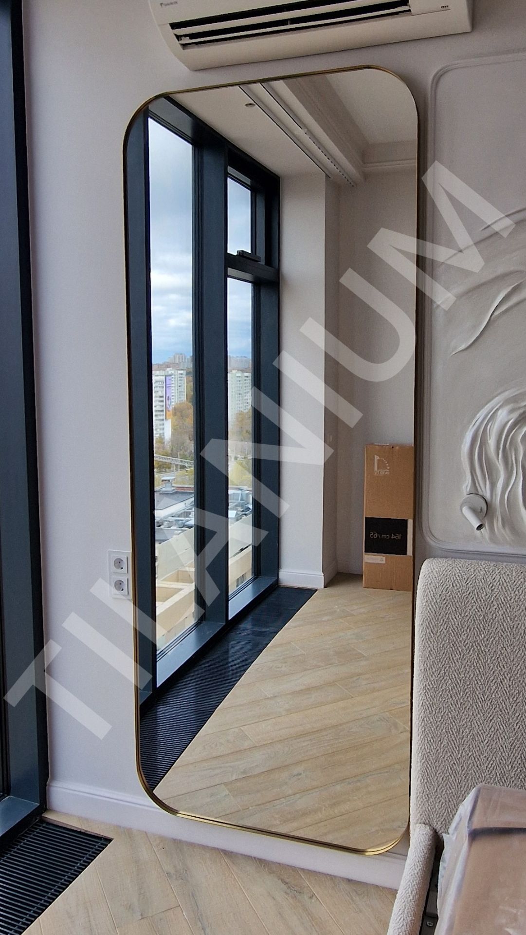 Зеркало в тонкой матовой золотой раме