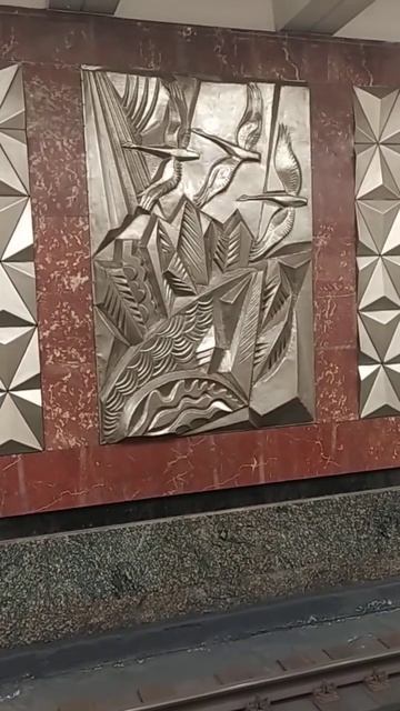 Станция метро Москва интерьер пассажиры поезда Медведково 3