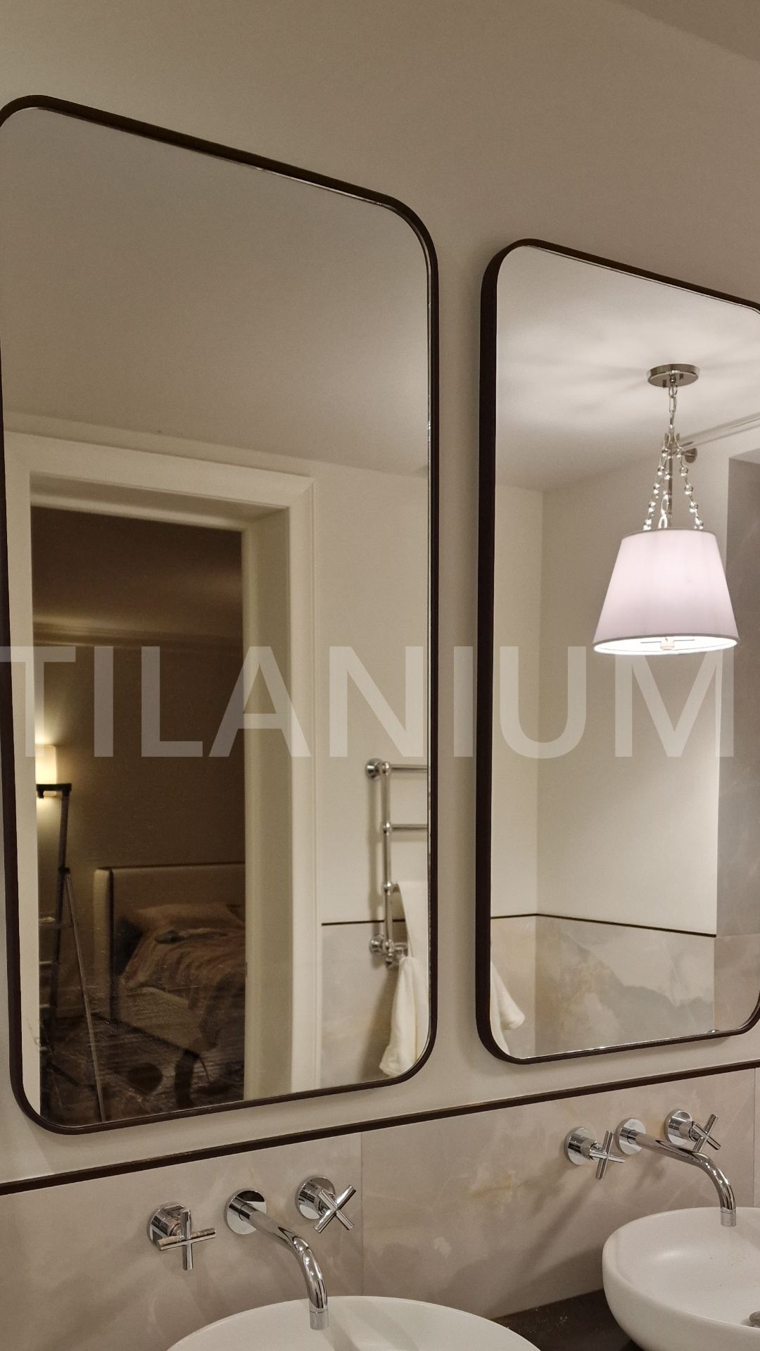 Зеркало в металлической черной раме