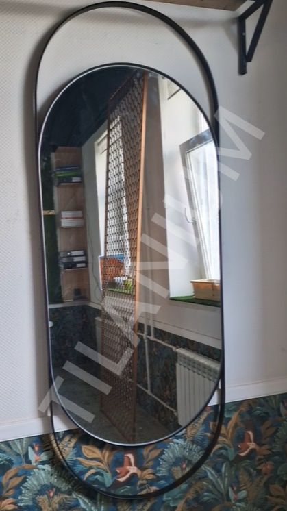 Зеркало в черной металлической раме