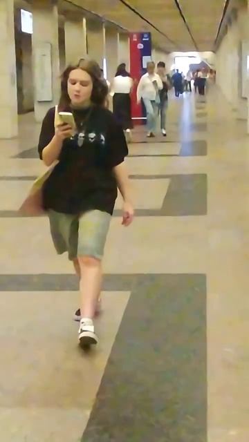 Станция метро Москва интерьер пассажиры поезда Ботанический сад 5