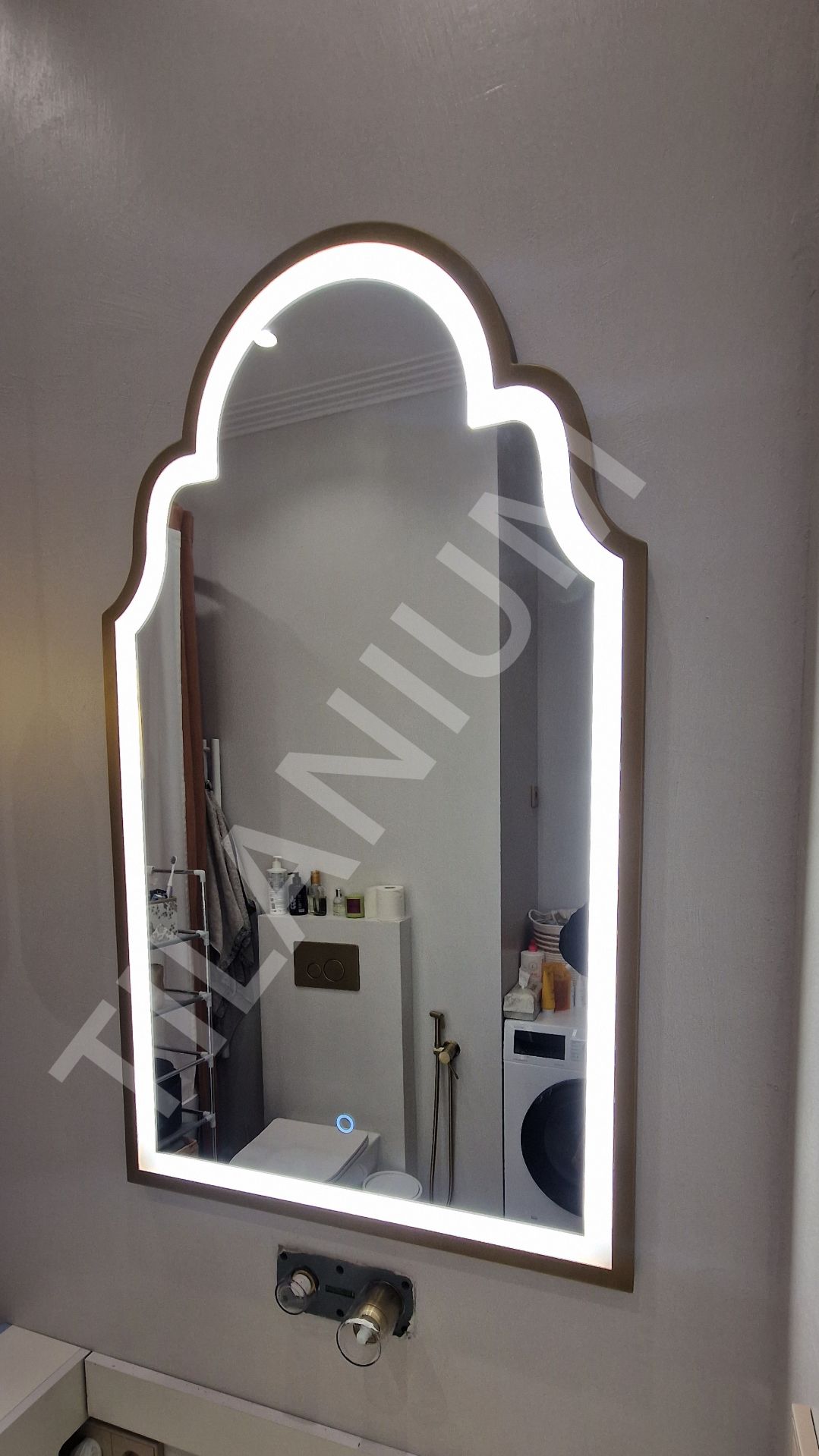 Зеркало в матовой золотой раме, с фронтальной подсветкой