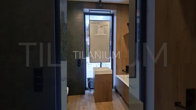 Зеркало в черной металлической раме