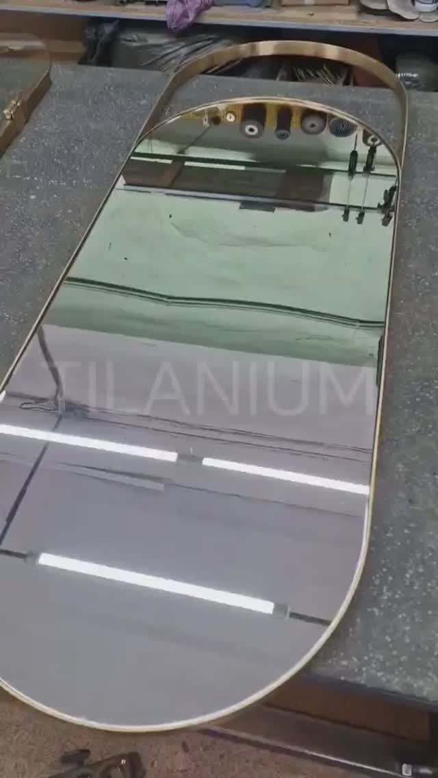 Зеркало в тонкой матовой золотой раме, с тыльной подсветкой