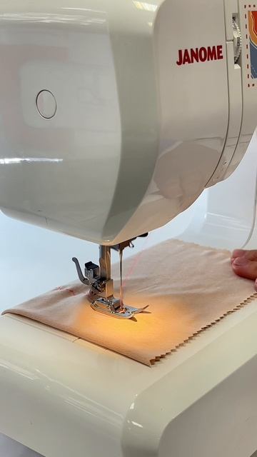 Электромеханическая швейная машина Janome Escape V-15