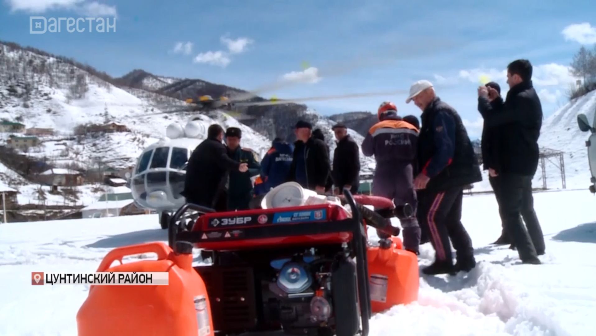 В отрезанное снегом село Бежта вертолётом доставили помощь сотрудники МЧС РФ