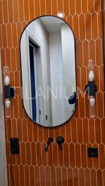 Зеркало в черной тонкой металлической раме