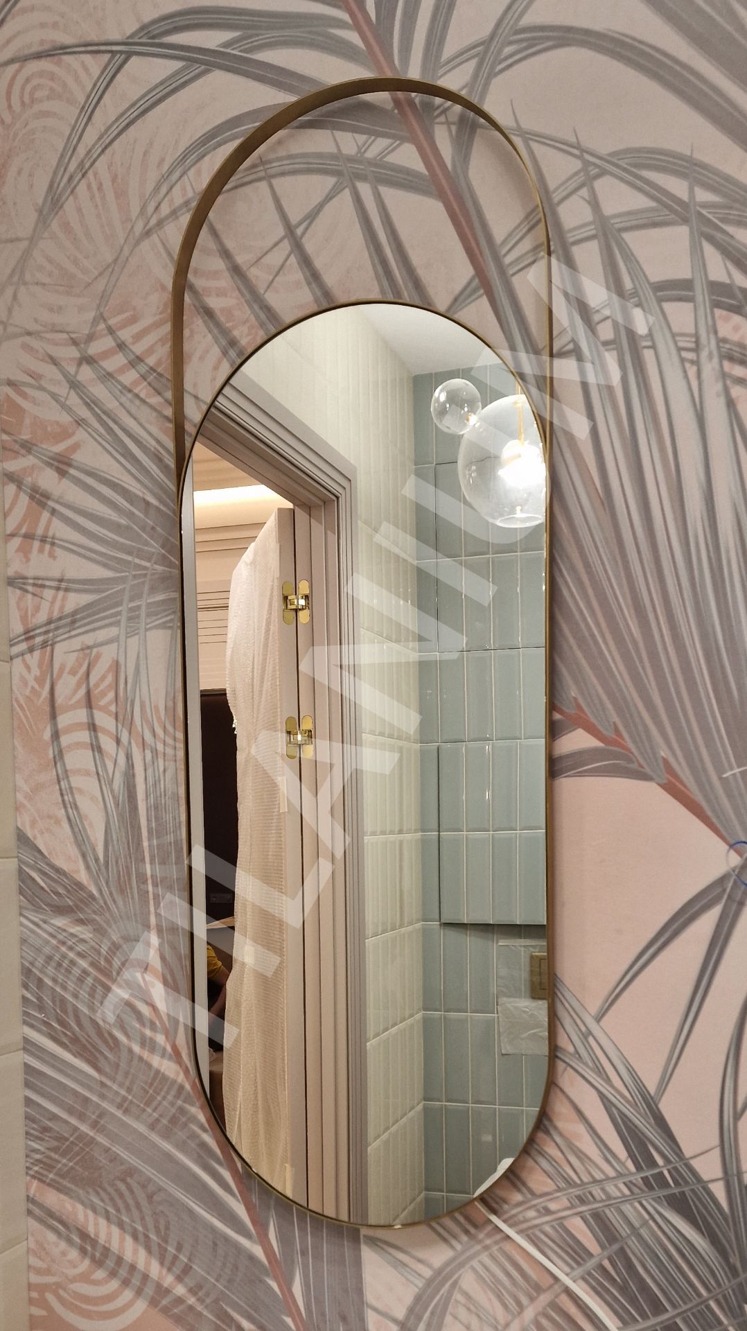 Зеркало в тонкой матовой золотой раме, с тыльной подсветкой