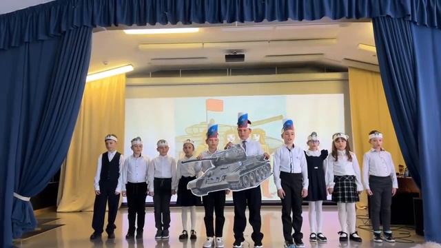 "Три танкиста", исполняют 3 класс МАОУ Озерновская СОШ №3