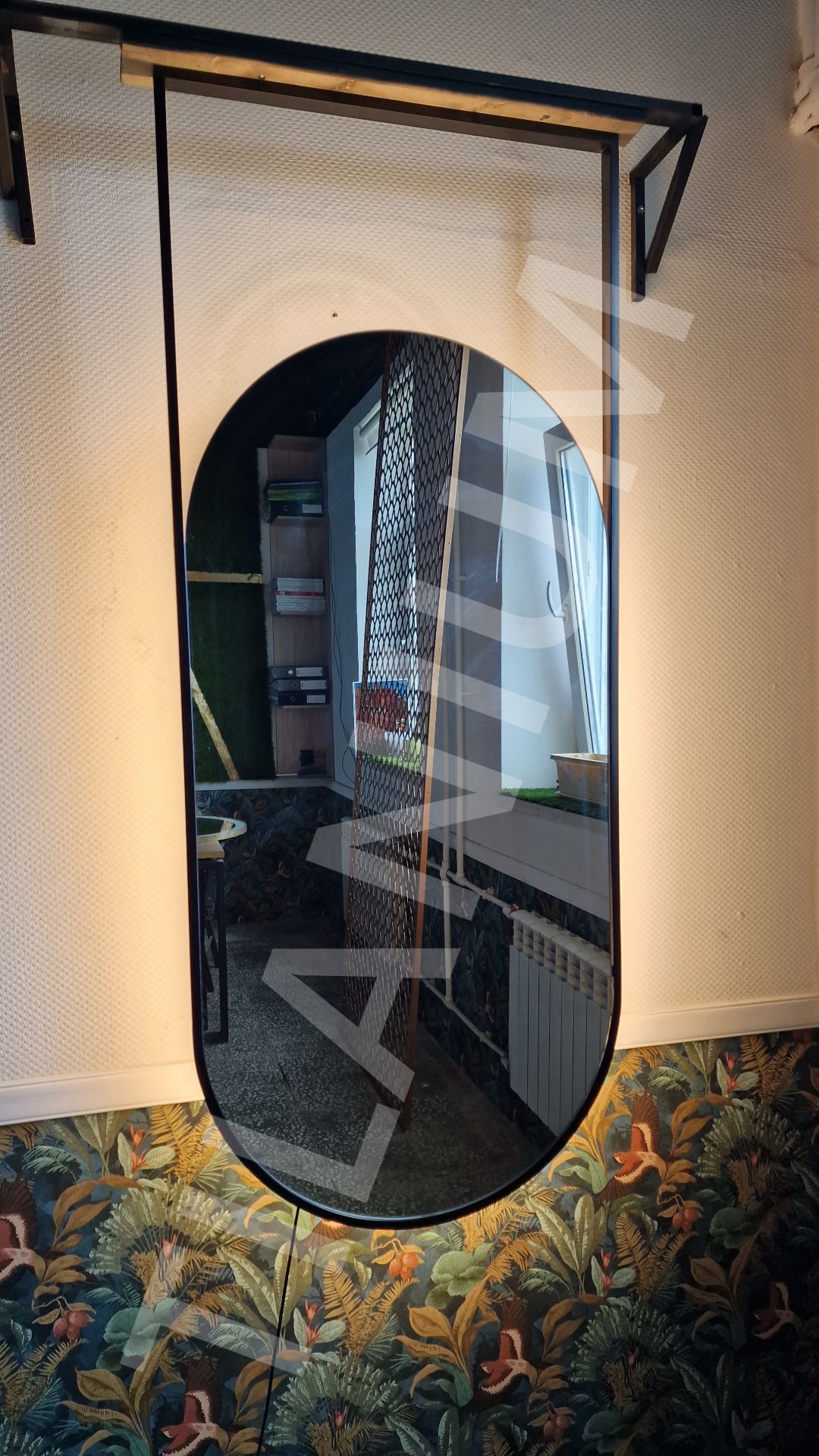 Зеркало в черной металлической раме